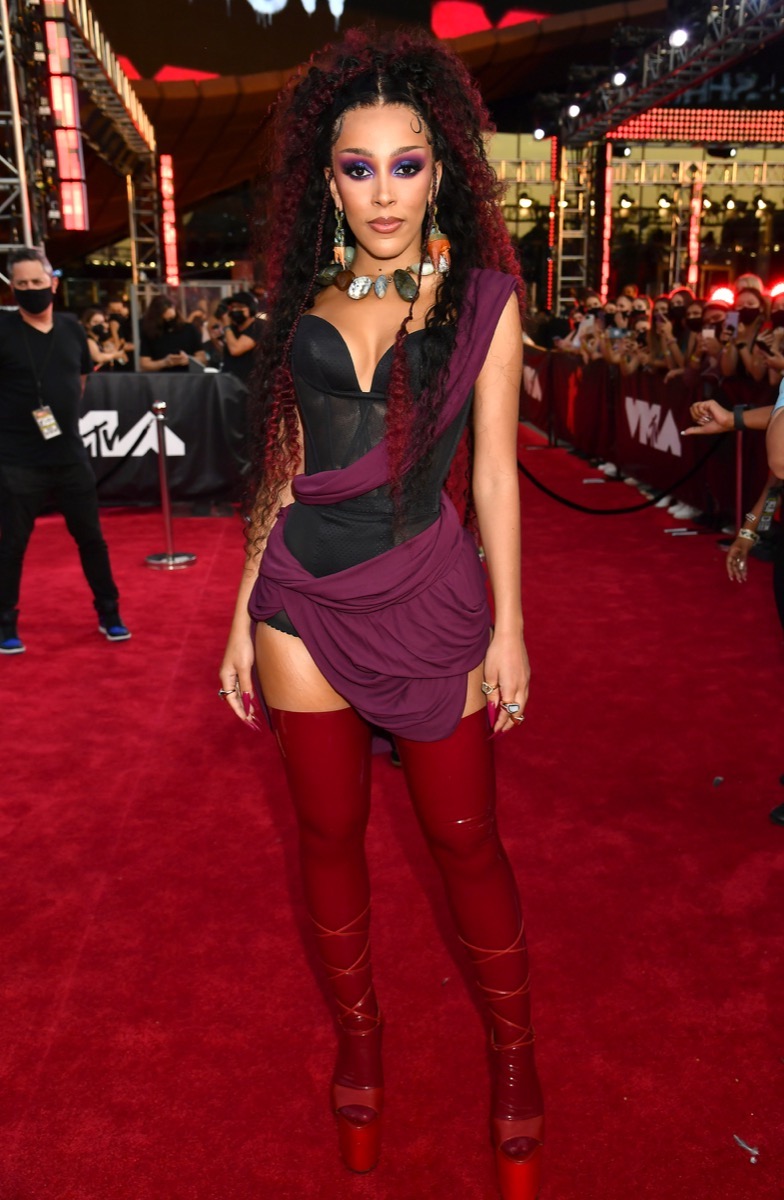 Doja Cat’s Flat Abs Are on Fire in Crop Top — Celebwell