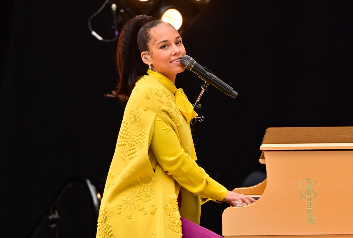 Alicia Keys in Bathing Suit Gets "Beauty Rest" — Celebwell