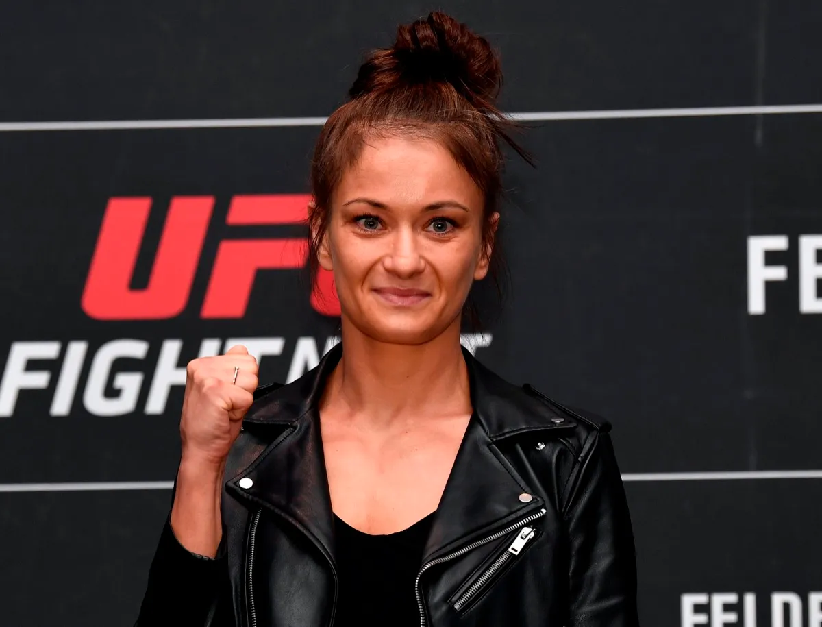 Karolina Kowalkiewicz in Bathing Suit is "Sending You a Little Warmth ...