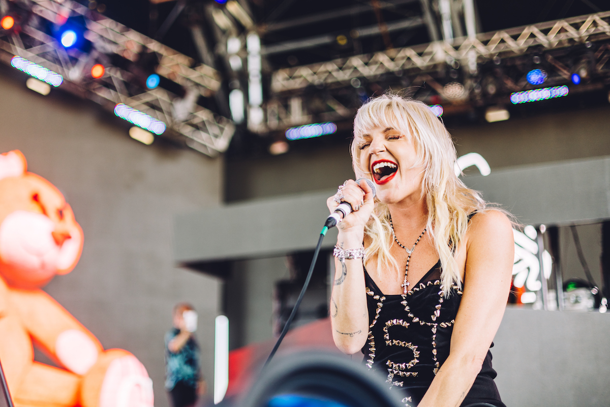 GG Magree in Bathing Suit Gets an "I Love You" From Sarah Hyland ...