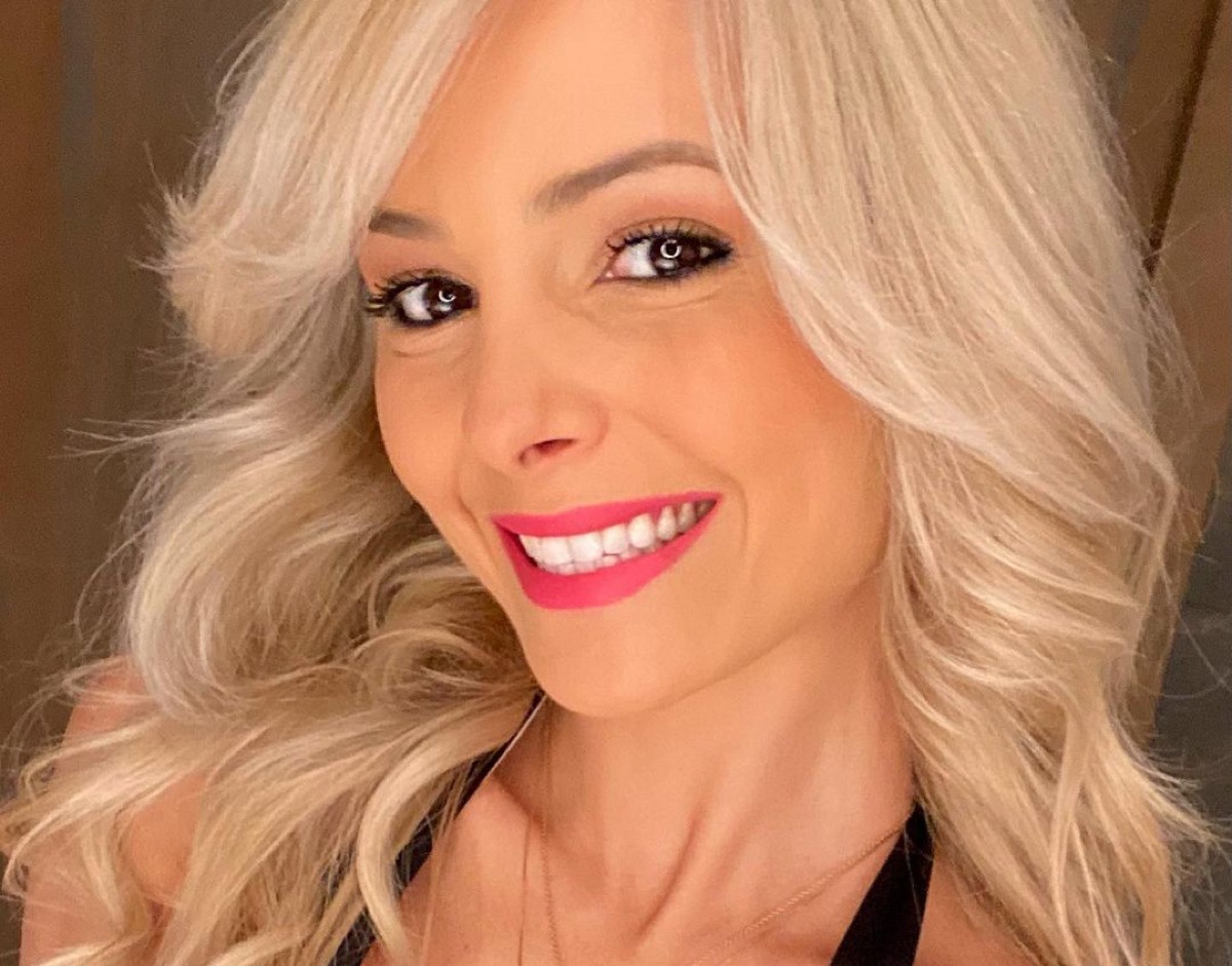 Jhenny Andrade in Bathing Suit Says "I Love Hula Hoop" — Celebwell