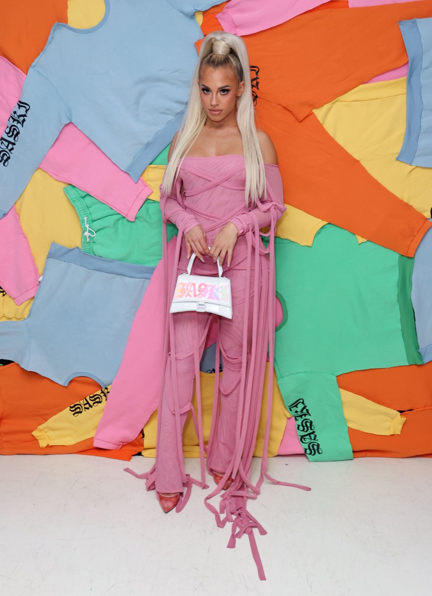 Tammy Hembrow in Bathing Suit is "So Fine" — Celebwell