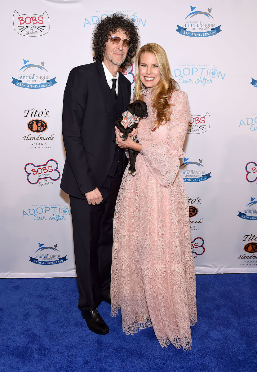 Howard Stern's Wife Beth in Bathing Suit is "Getting Hot in the ...