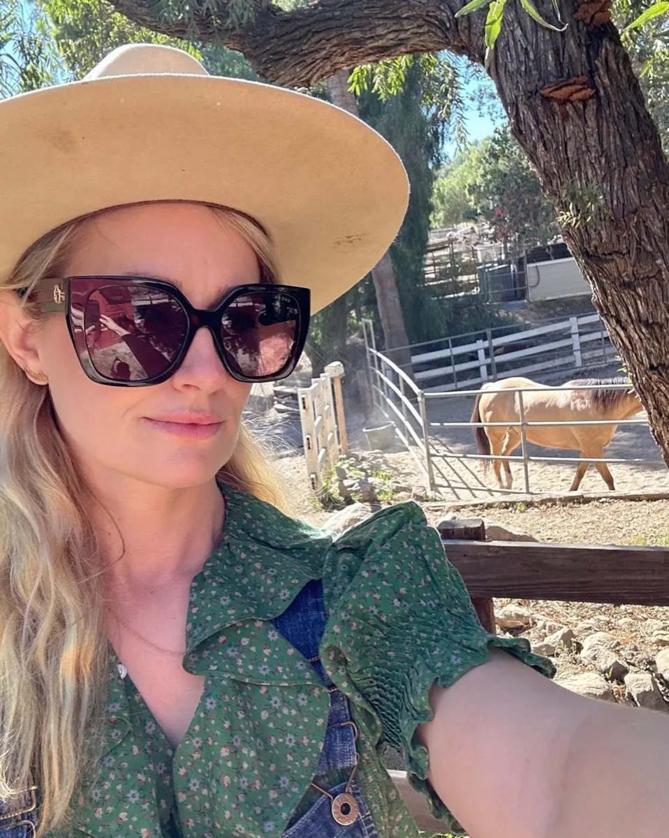 The Neighborhood Star Beth Behrs Shares Swimsuit Photo of "Sunday Vibes"