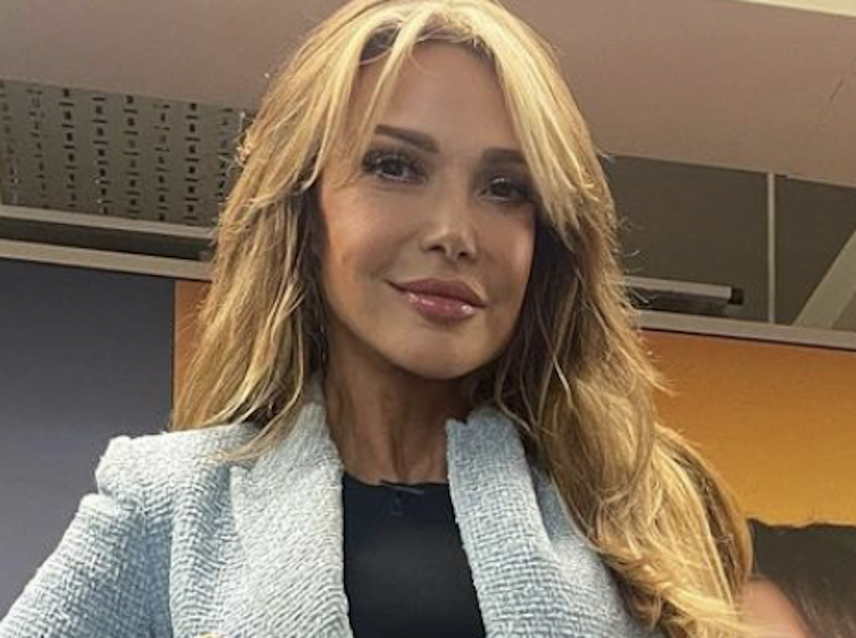 Lizzie Cundy in Workout Gear Says "Keep Going" — Celebwell