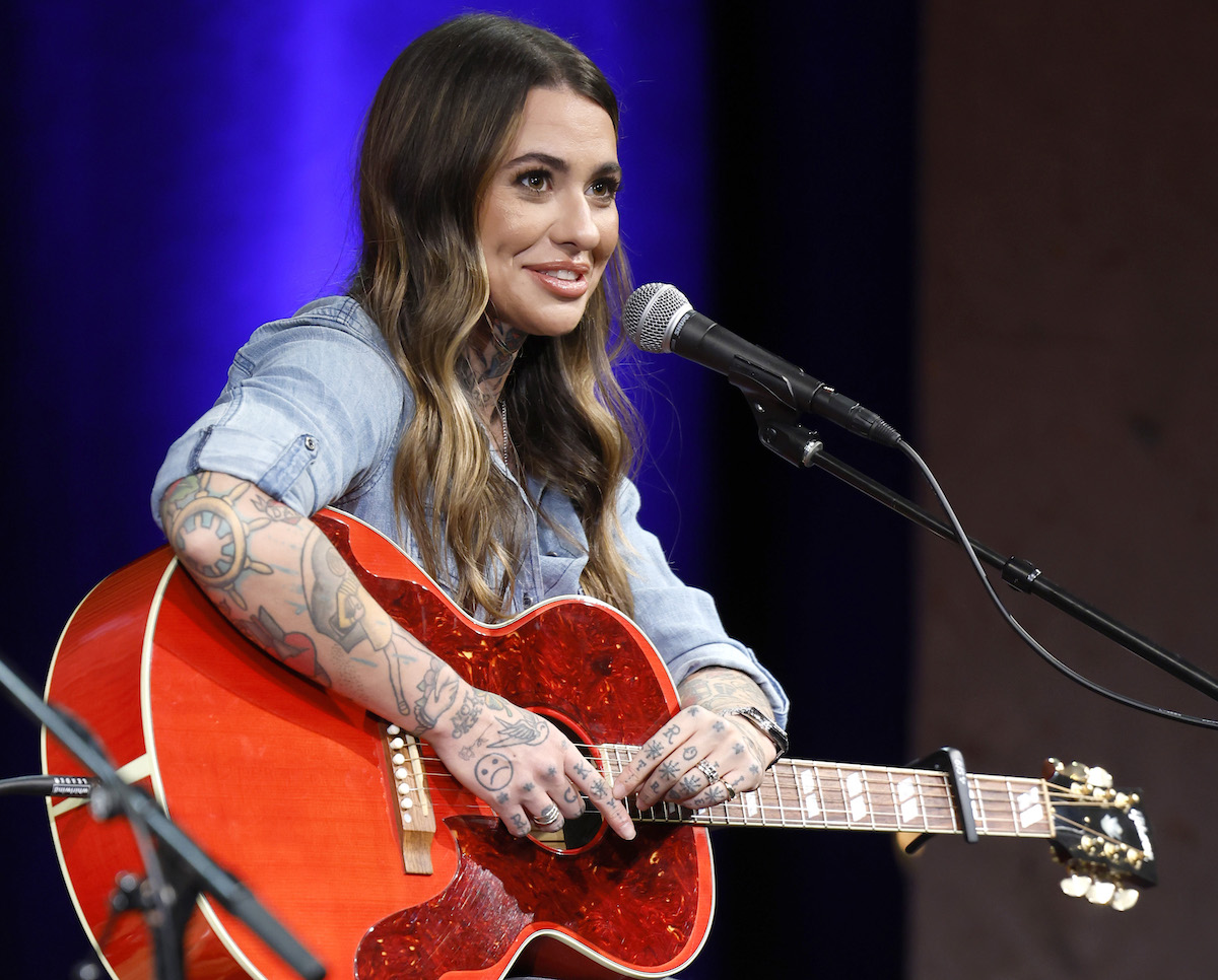 Morgan Wade in Two-Piece Workout Gear Details "Post Surgery Recovery ...