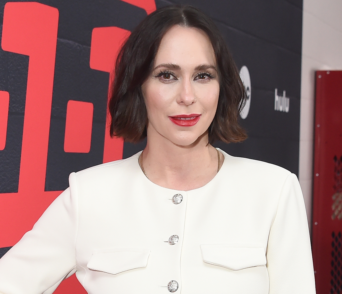 Jennifer Love Hewitt in Workout Gear Talks to the "Strong, Silent Type"