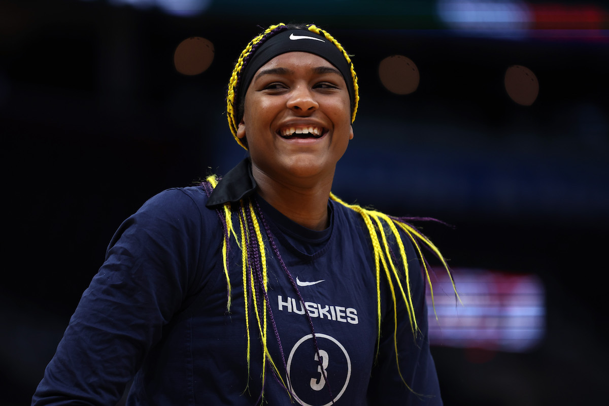 Aaliyah Edwards Shows Off Fit Figure Saying "Everything Irie"