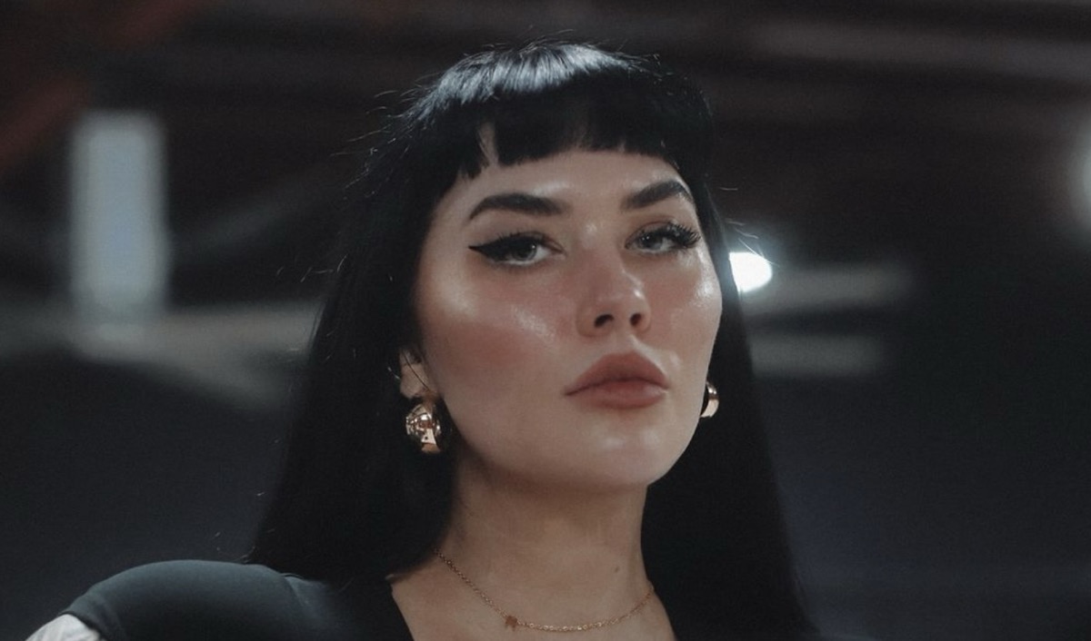 Rachel Aust in Two-Piece Workout Gear Shares "Fitness Motivation ...