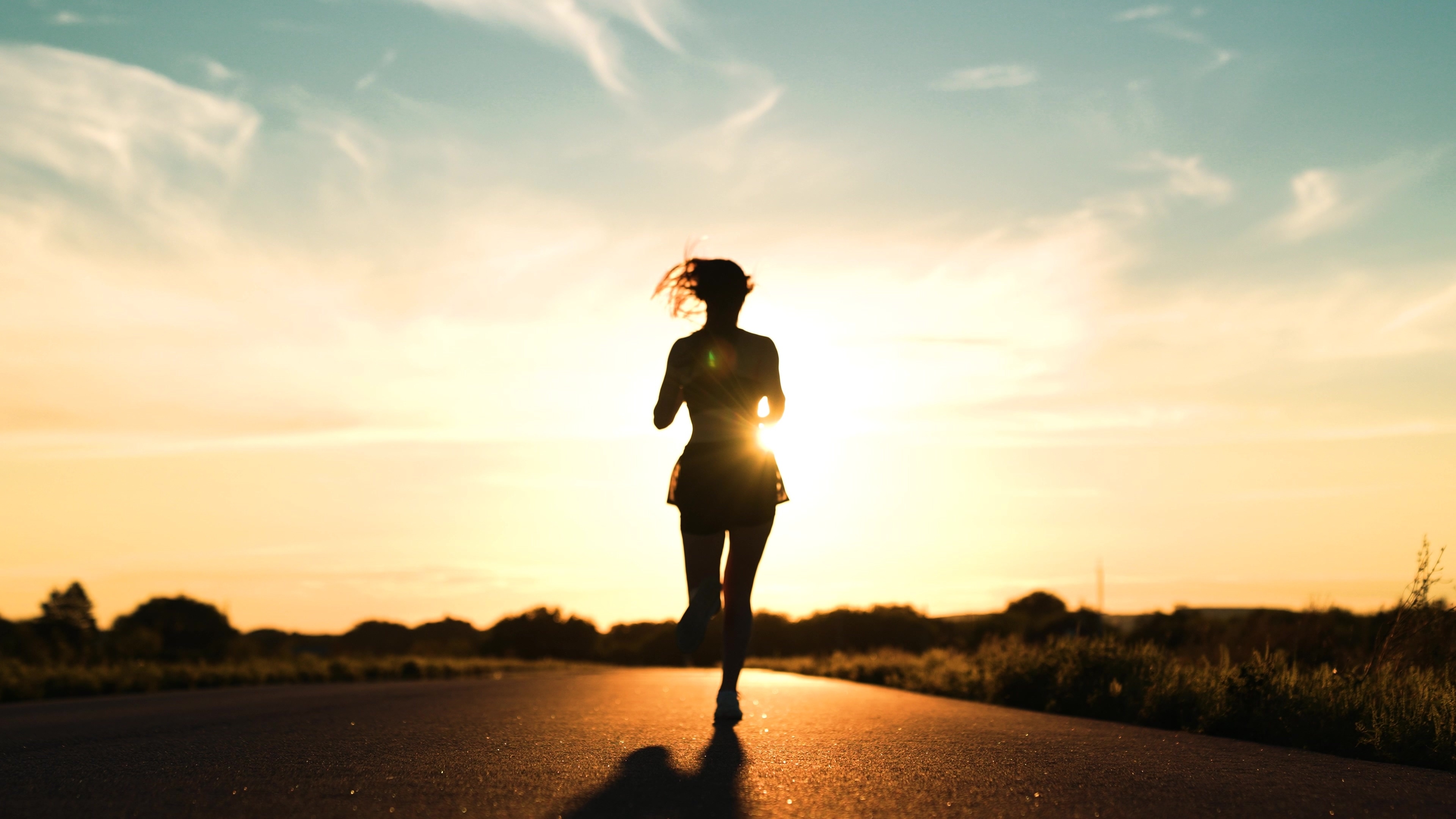 Fitness Influencer Kayli Ann Phillips in Two-Piece Workout Gear is ...