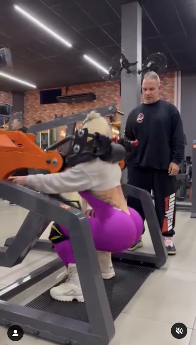 Bodybuilder Anne Luise Freitas in Two-Piece Workout Gear Shares "Leg ...