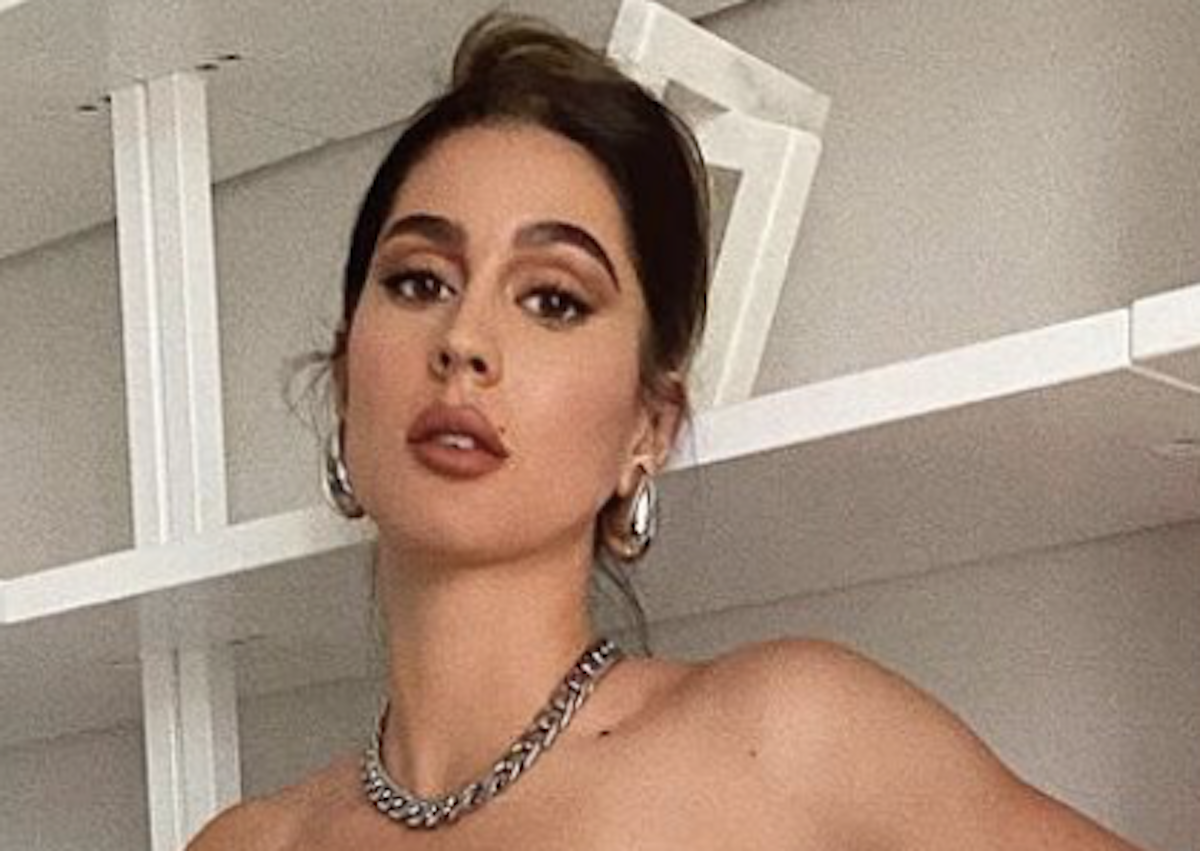 Influencer Hope Howard in Two-Piece Workout Gear Says "6am Rolls Hit ...