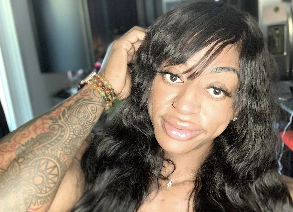 Bodybuilder Monique Jones in Two-Piece Workout Gear Leads "Posing Practice"