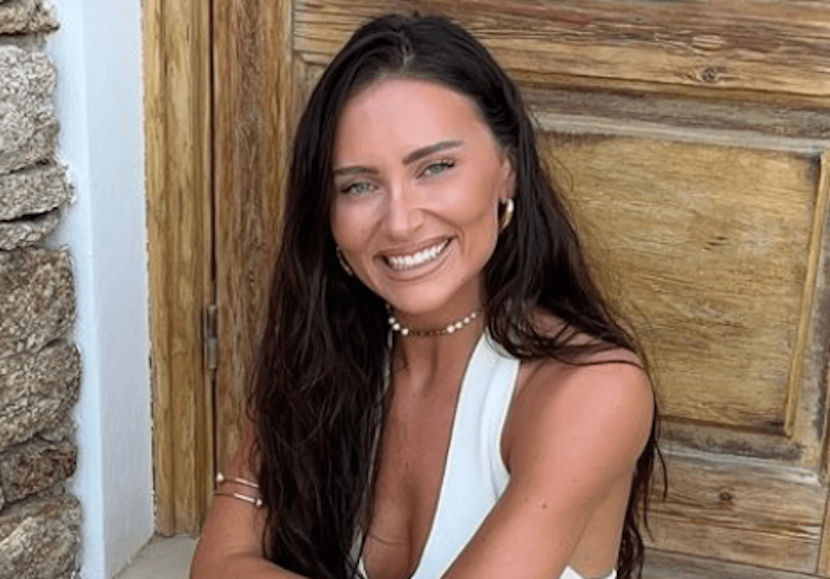 Influencer Sarah Ashcroft in Two-Piece Workout Gear Shows Off "Birthday ...