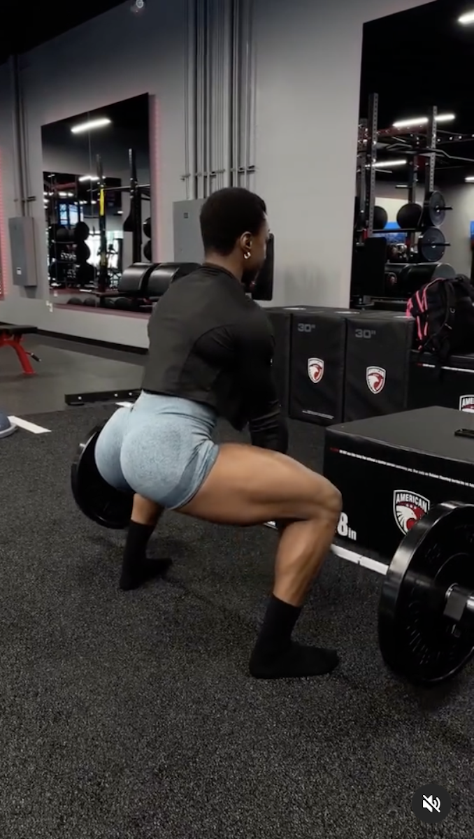 Bodybuilder Shanique Grant in Two-Piece Workout Gear Does Cardio