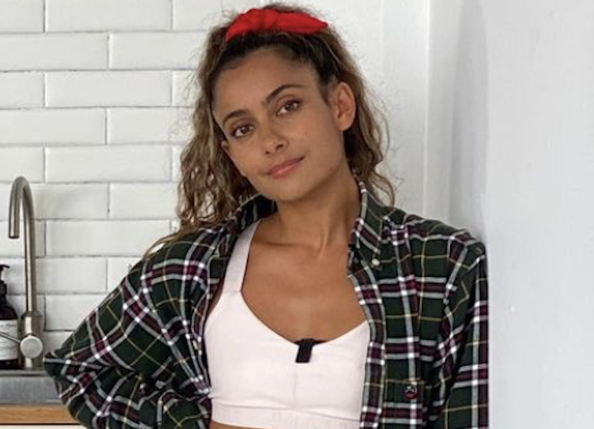 Influencer Shona Vertue in Two-Piece Workout Gear Shares "Flexibility ...