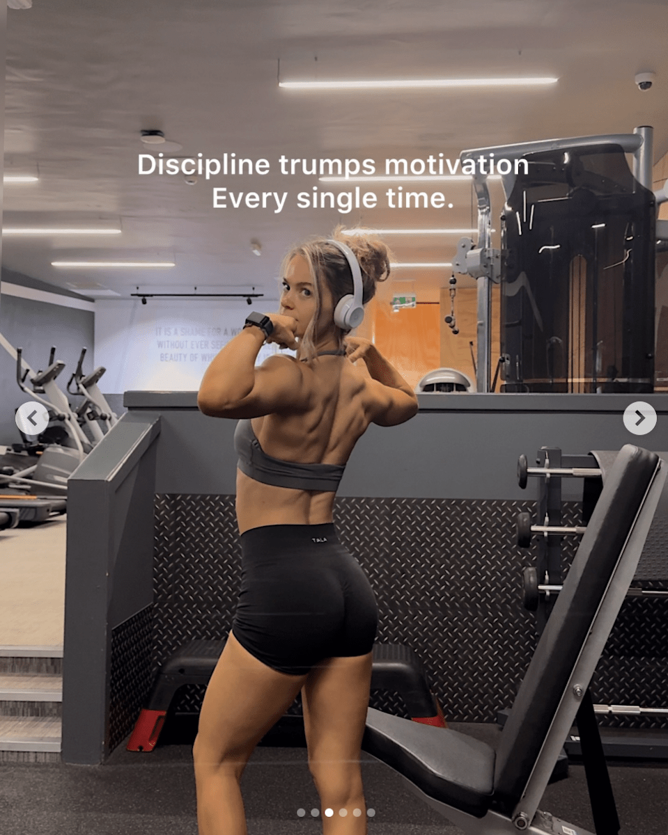 Influencer Stefanie Moir in Two-Piece Workout Gear Does Hip Thrusts