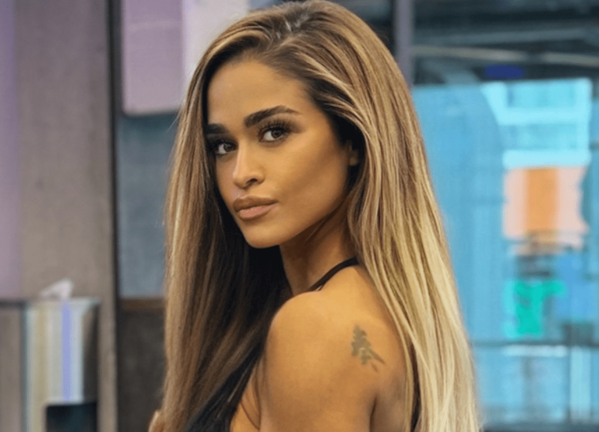 Bodybuilder Valeria Ammirato in Two-Piece Workout Gear Has "New Gear ...