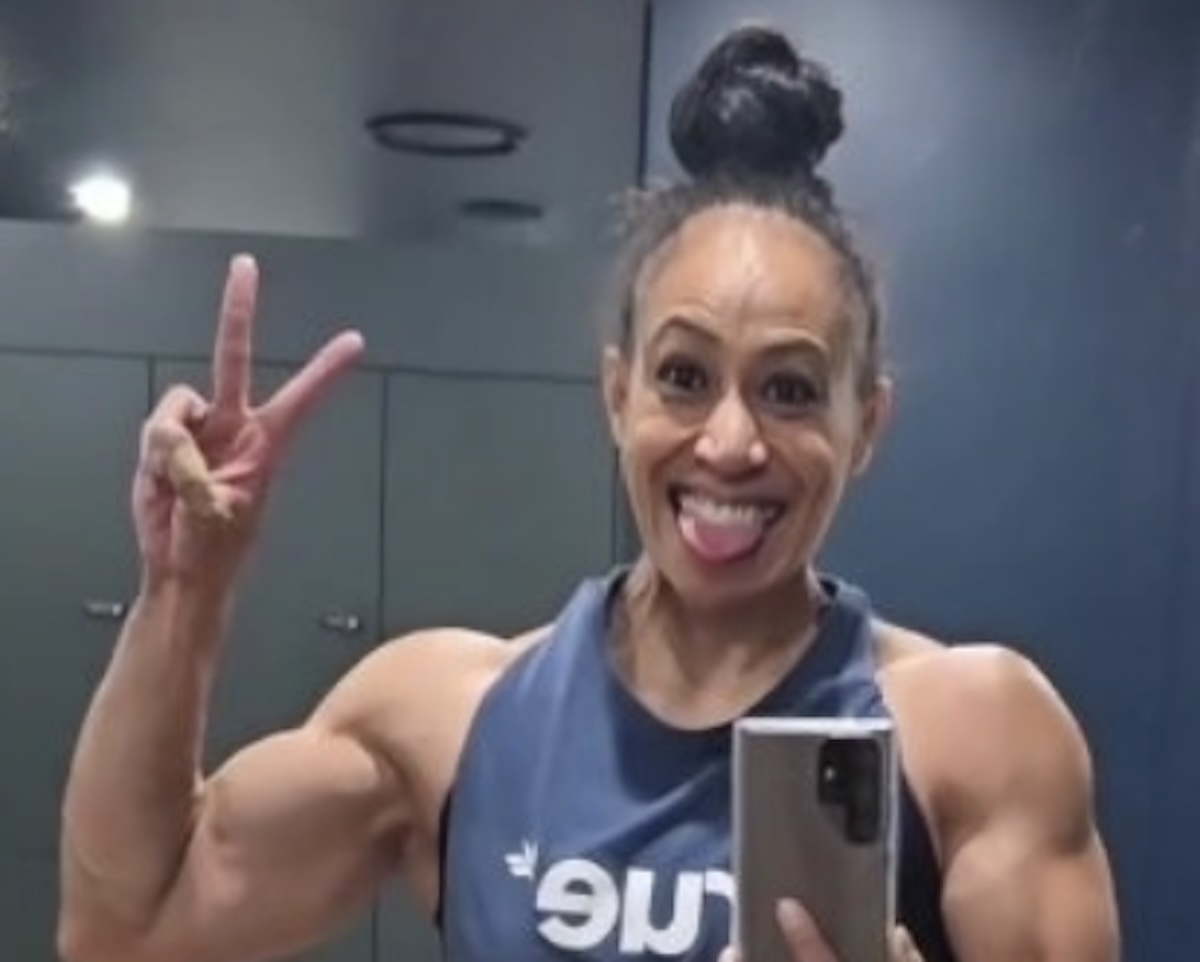 CrossFit Athlete Alethea Boon in Two-Piece Workout Gear Does "Bar ...