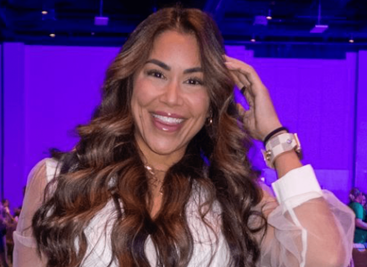 IFBB Pro Jennifer Ronzitti in Two-Piece Workout Gear is "Ending the ...