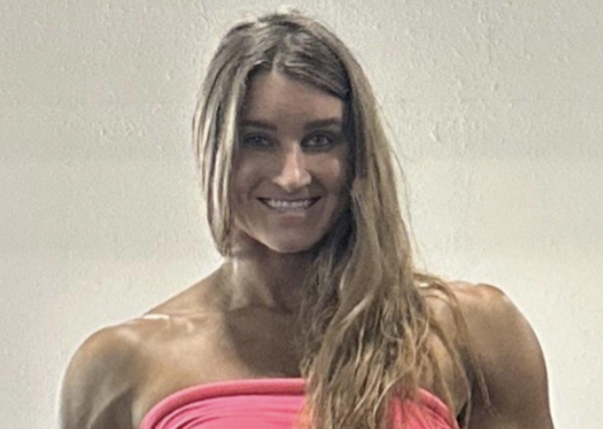 Fitness Influencer Katie Sonier in Two-Piece Workout Gear Says "We in ...