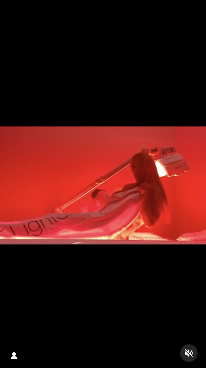 Bodybuilder Kim Chizevsky-Nicholls in Two-Piece Workout Gear Takes New ...