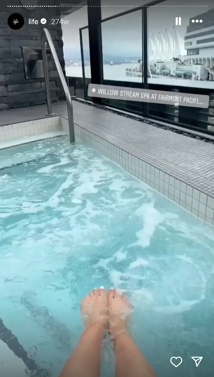 Landman Stunner Kayla Wallace in Two-Piece Workout Gear is in Her ...