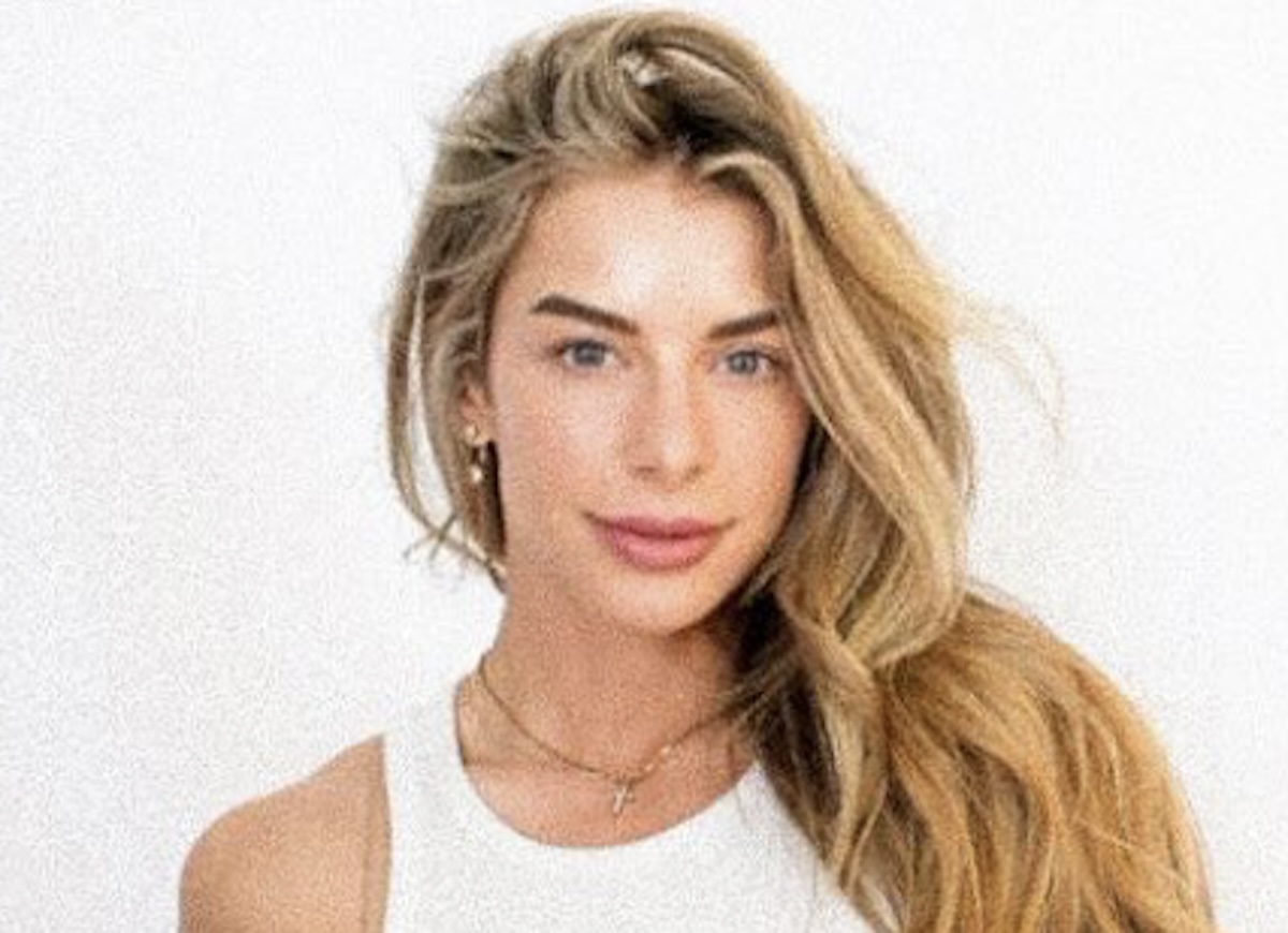 Powerlifter Maddy Forberg in Two-Piece Workout Gear Says "The Claw ...