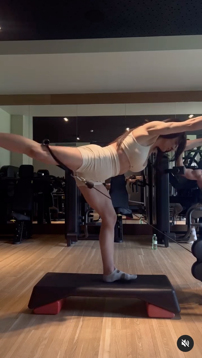 Bodybuilder Sara Fratella In Two-Piece Workout Gear Shares "Morning Gram"