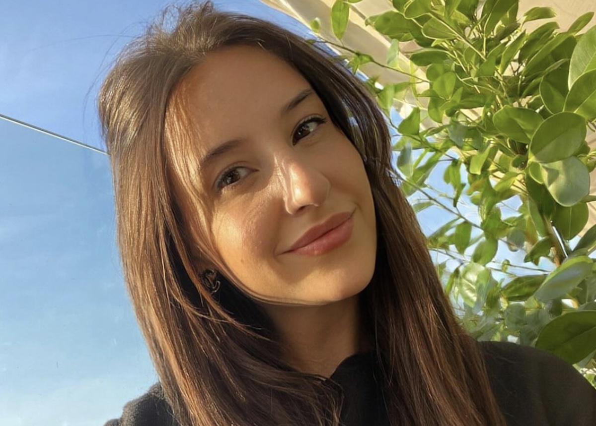 Fencing Sensation Yana Egorian in Two-Piece Workout Gear Hosts ...