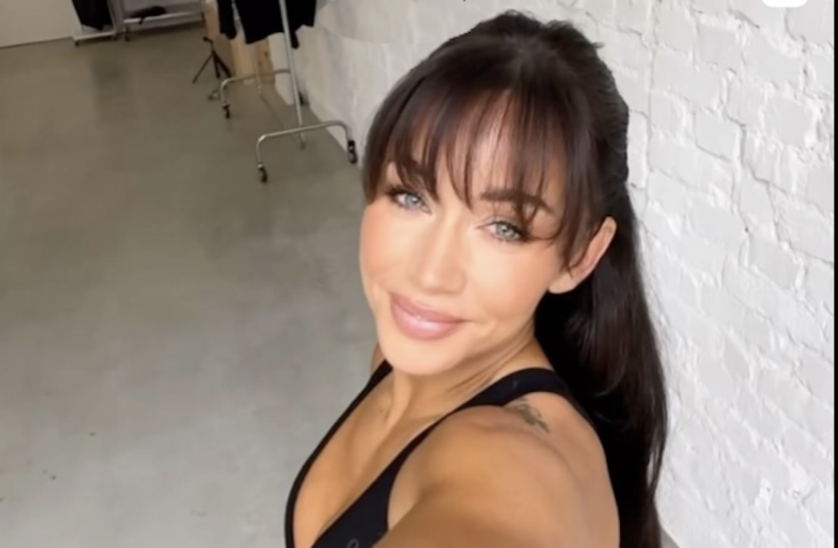 Fitness Influencer Hanna Öberg in Two-Piece Workout Gear Says "Do Your ...